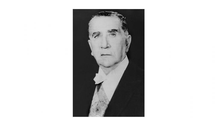 Emílio Garrastazu Médici (1969 a 1974), Presidente da República, assina ...